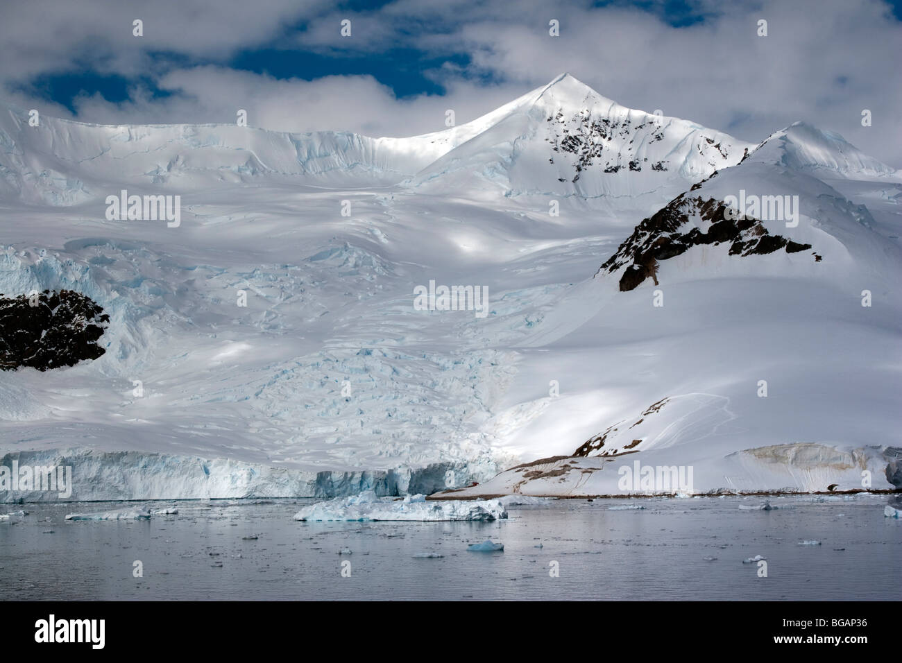 Collapsing ice hi-res stock photography and images - Alamy