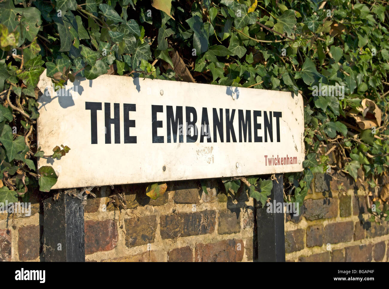 Embankment sign hi-res stock photography and images - Alamy