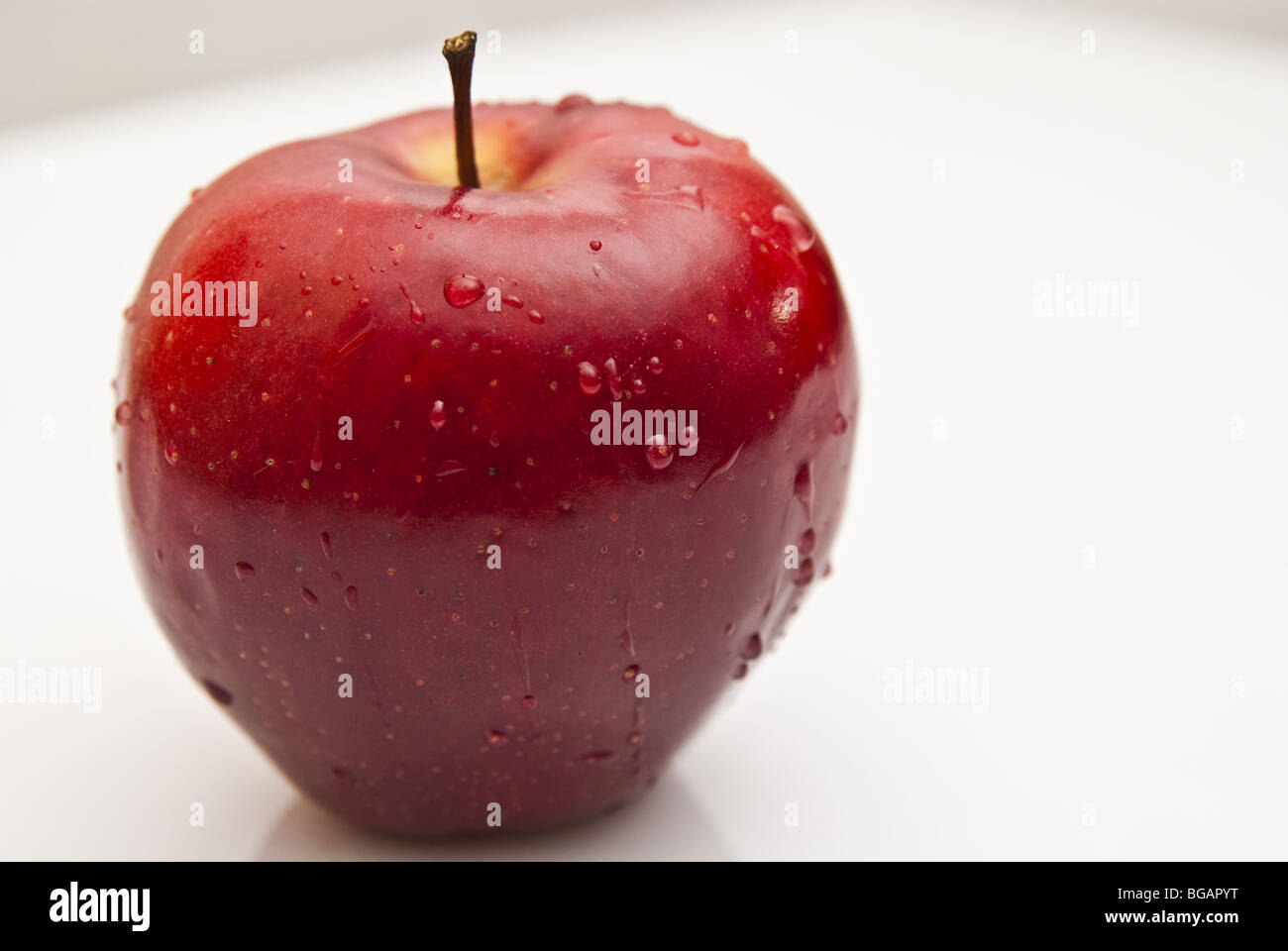 fresh single apple isolated on white background Stock Photo - Alamy