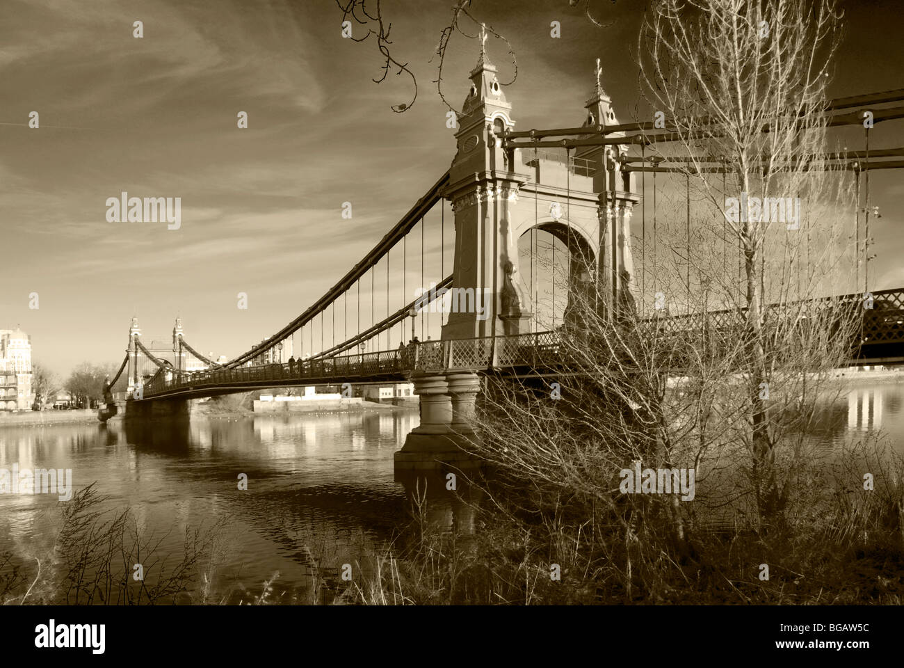 London suspension bridge over the thames hi-res stock photography and ...