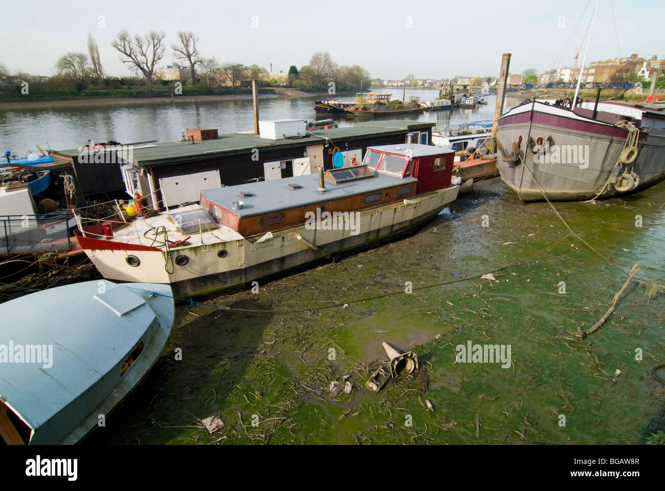 Houseboats moored thames accommodation hi-res stock photography and ...