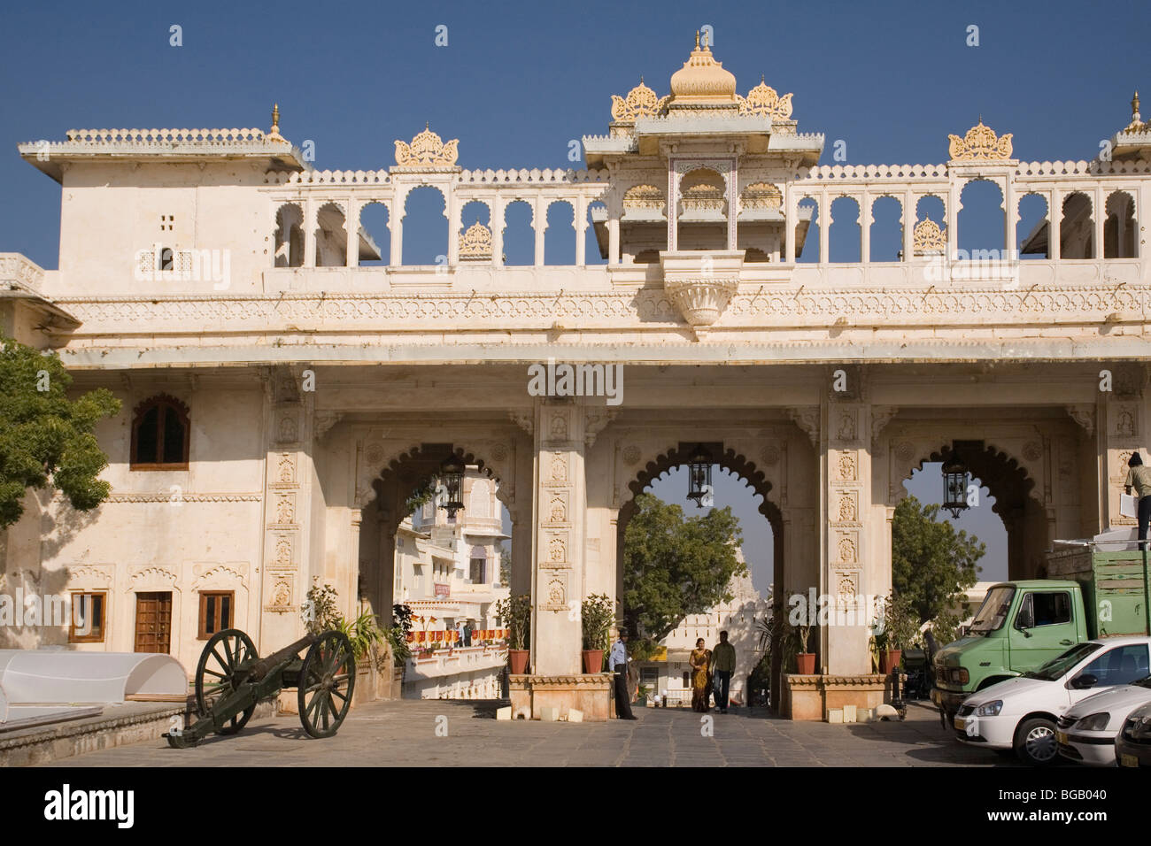 Udaipur city palace tripolia gate hi-res stock photography and images ...