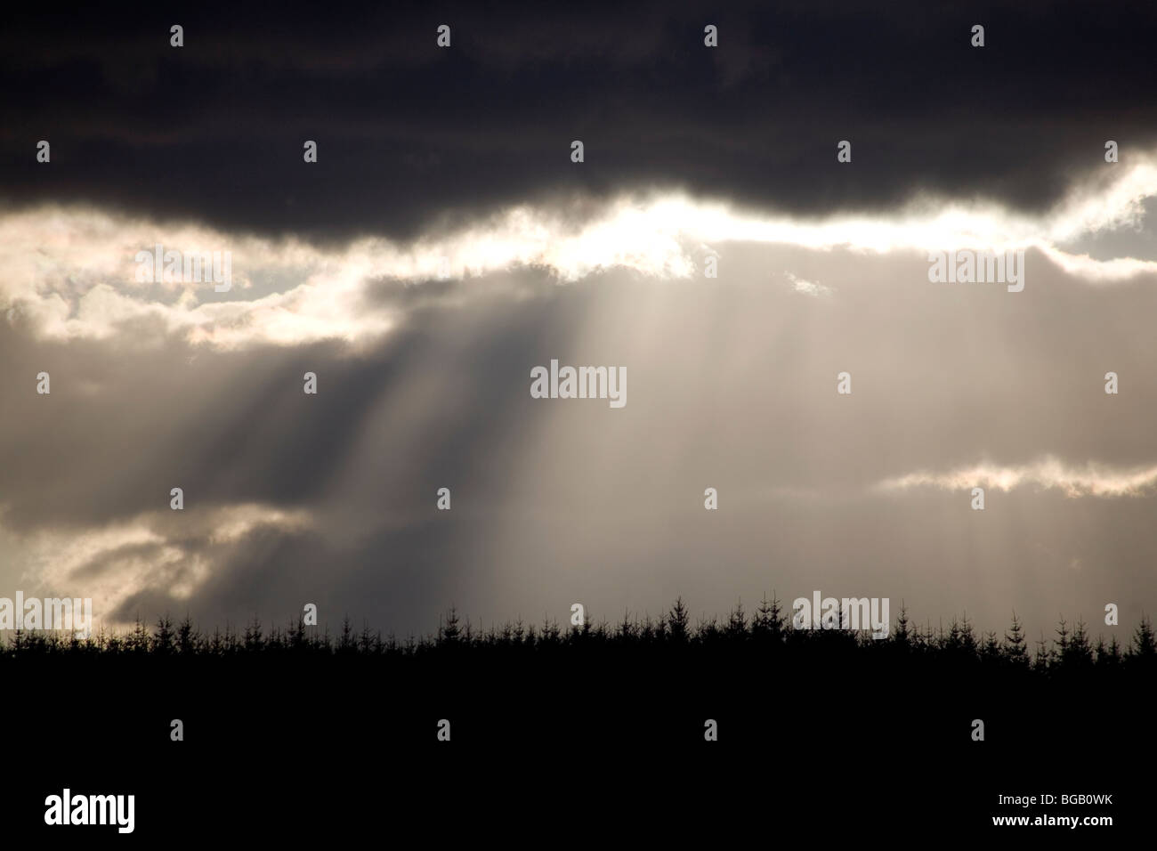 Sun rays bursting through clouds hi-res stock photography and images ...