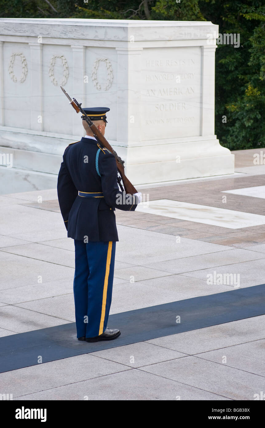 Soldier At The Tomb Of The Unknown Soldier, Arlington Cemetery ...