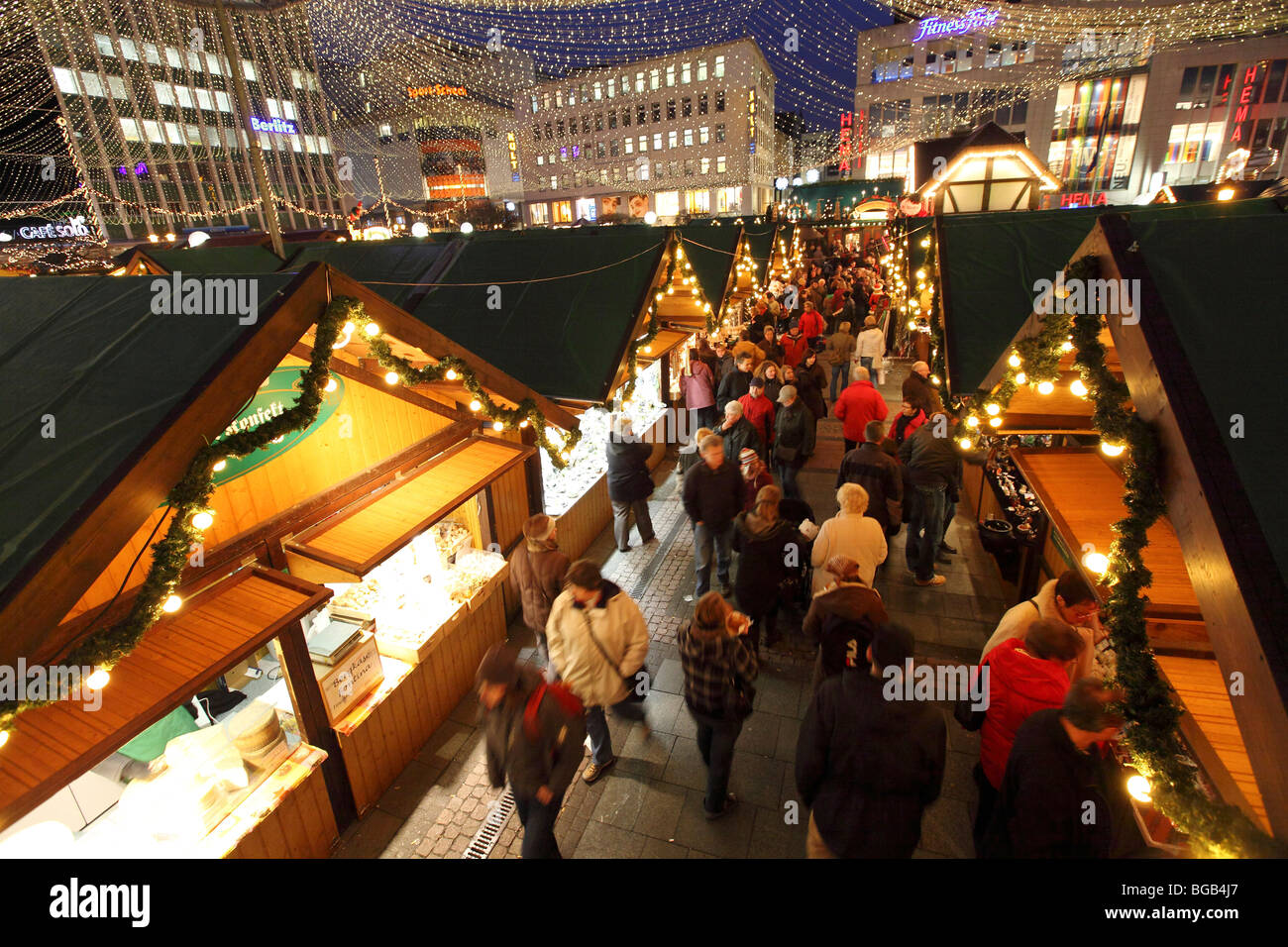Christmas market in the inner-city of Essen, Kennedy Place, NRW ...