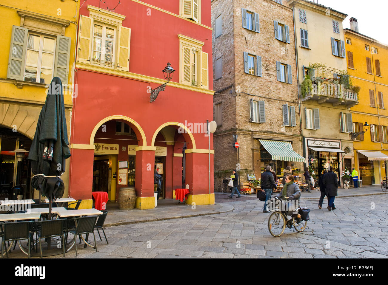 Cities daily life hi-res stock photography and images - Alamy