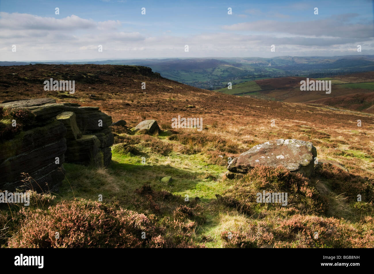 Rocky outcrops and spectacular scenery on Higger Tor in the Peak ...