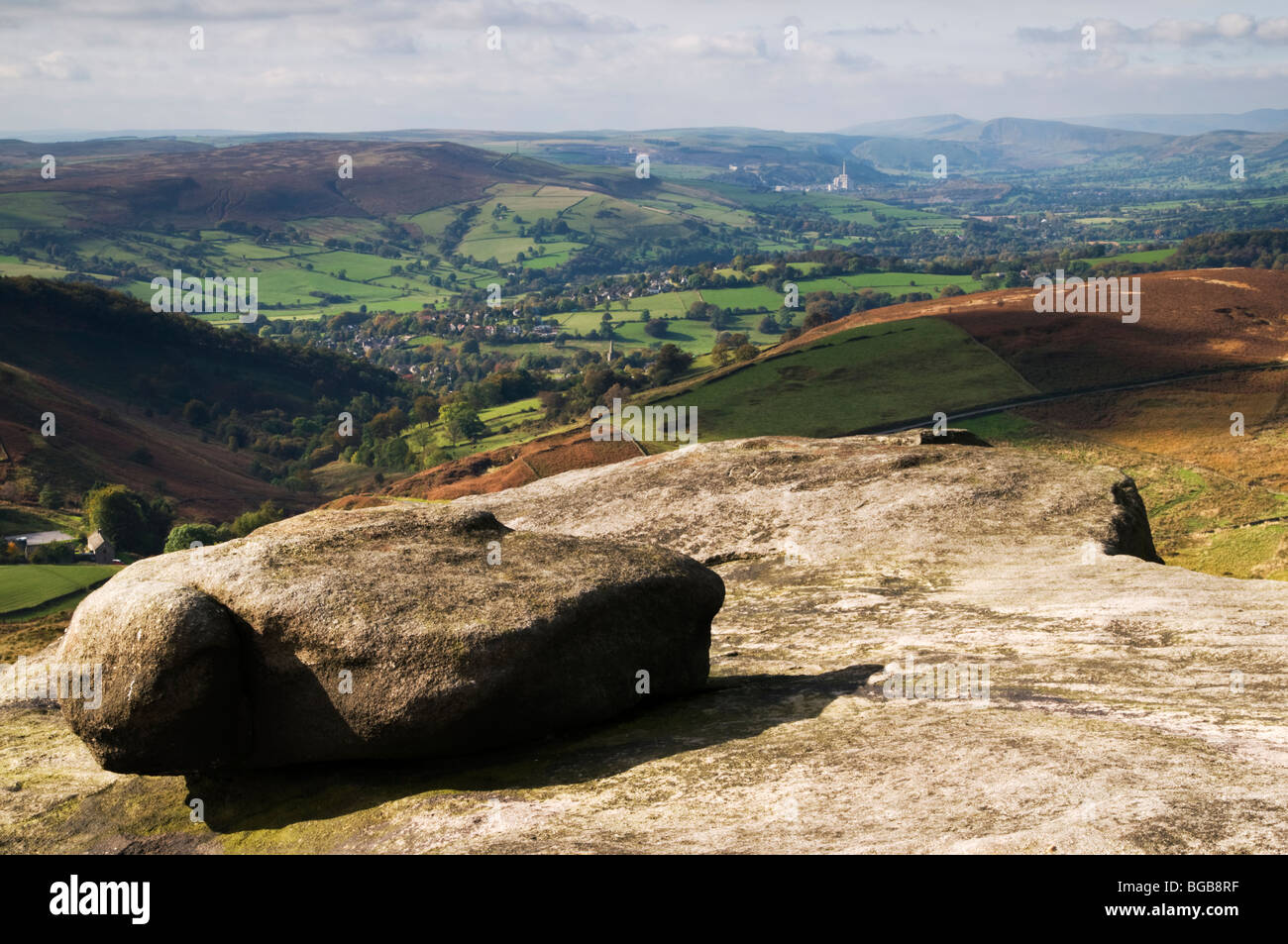 Rocky outcrops and spectacular scenery on Higger Tor in the Peak ...