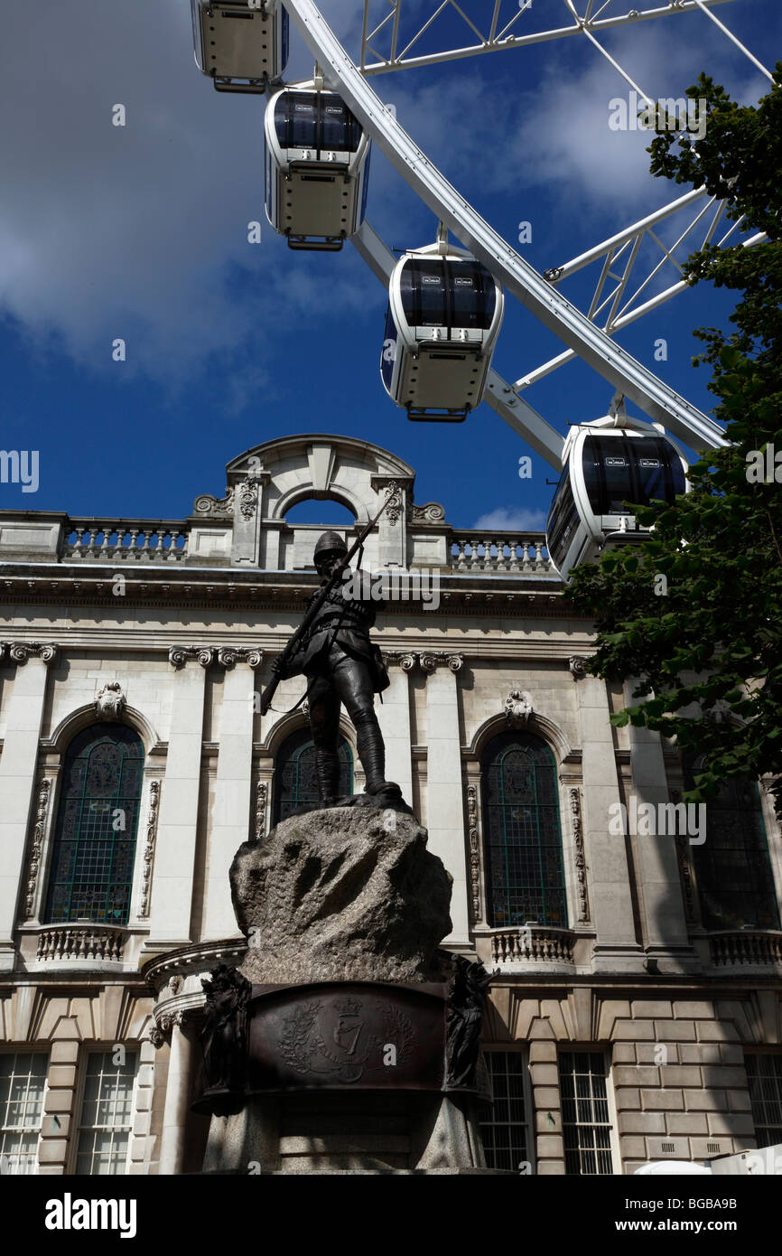 Ireland, North, Belfast, Ferris wheel next to City Hall and memorial ...