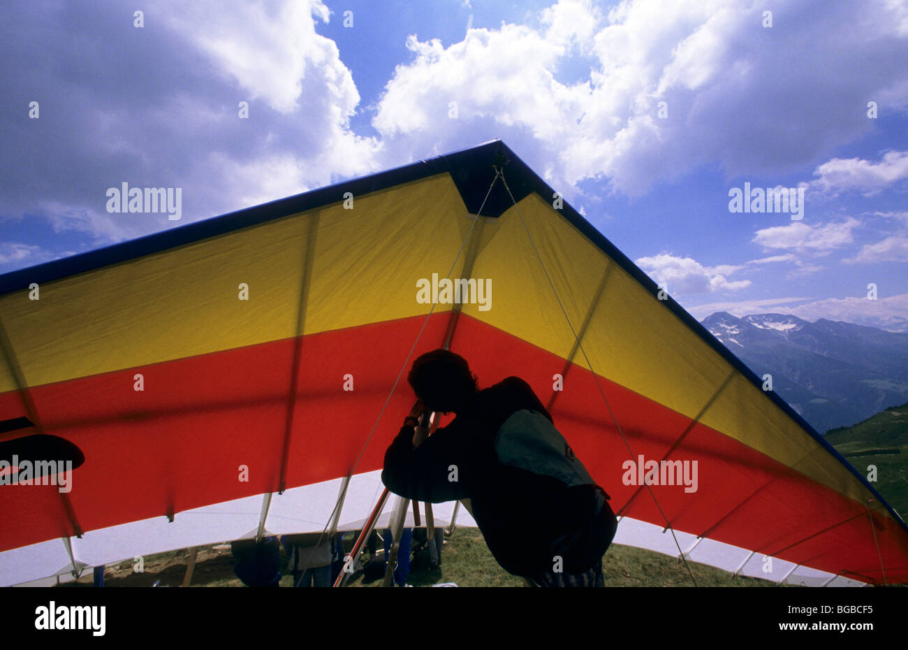 Man preparing to go hang gliding Stock Photo - Alamy