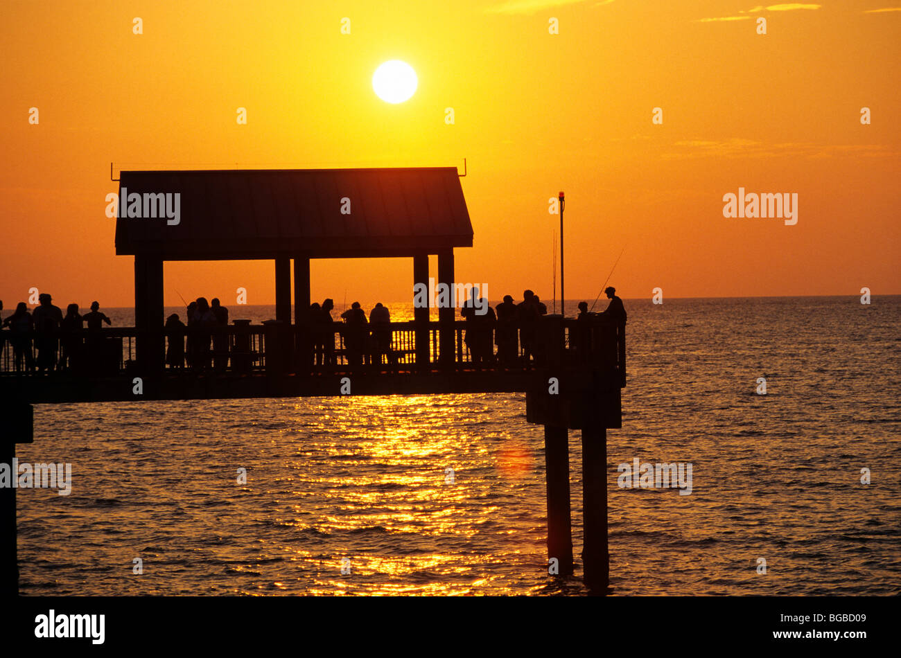 Group on pier hi-res stock photography and images - Alamy