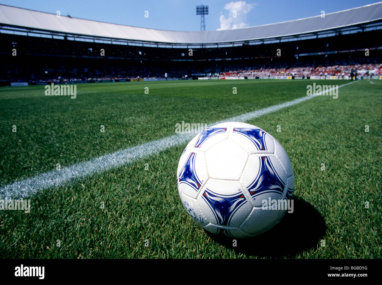 Crowd of football spectators pitch hi-res stock photography and images ...