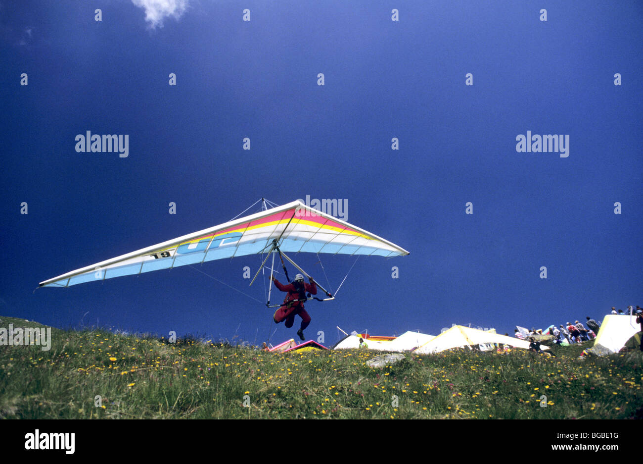 Hang glider blue take off hi-res stock photography and images - Alamy