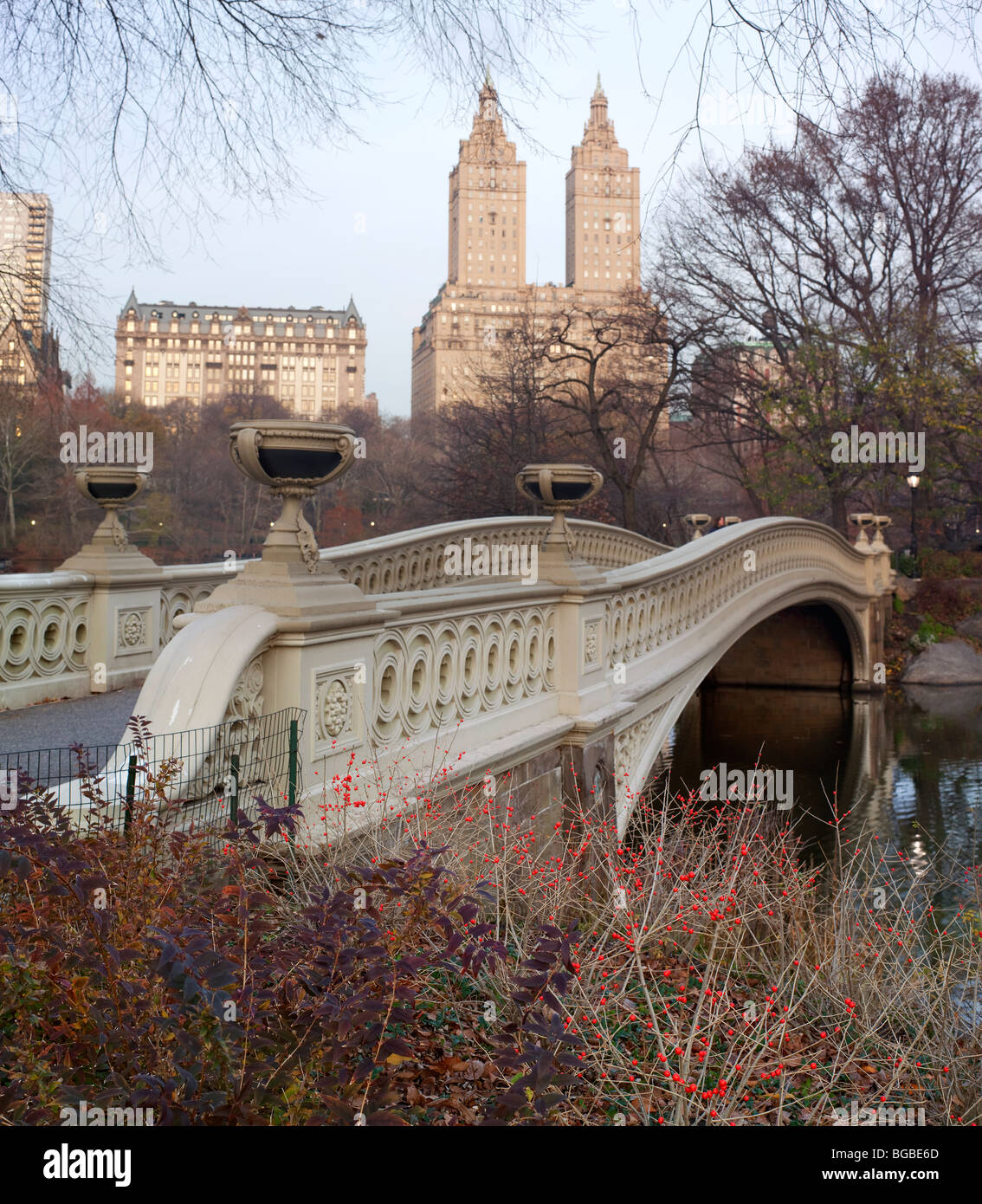 Bow bridge central park hi-res stock photography and images - Alamy