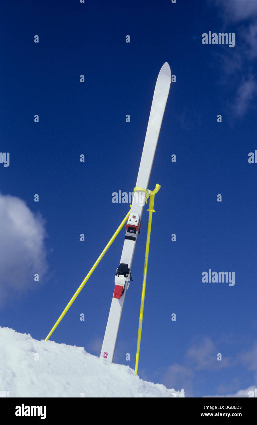 Pair of skis Stock Photo - Alamy