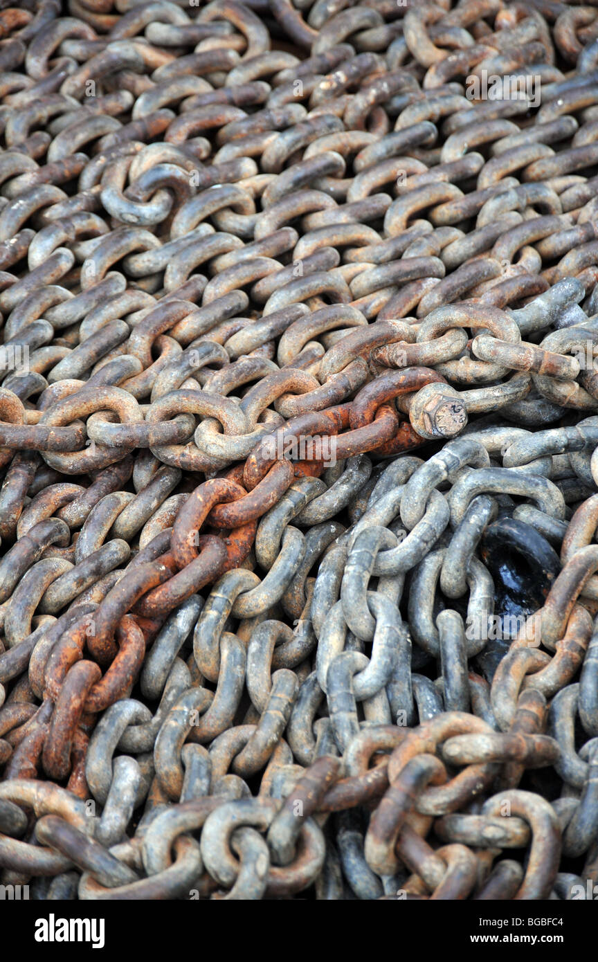 coiled chains form patterns of a ships deck Stock Photo - Alamy