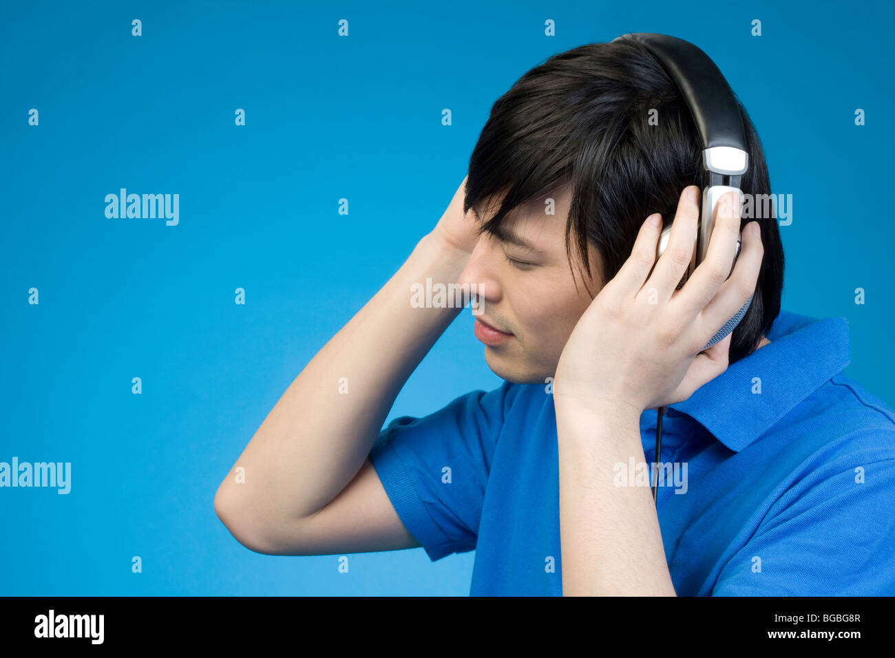 Man listening to headphones Stock Photo - Alamy