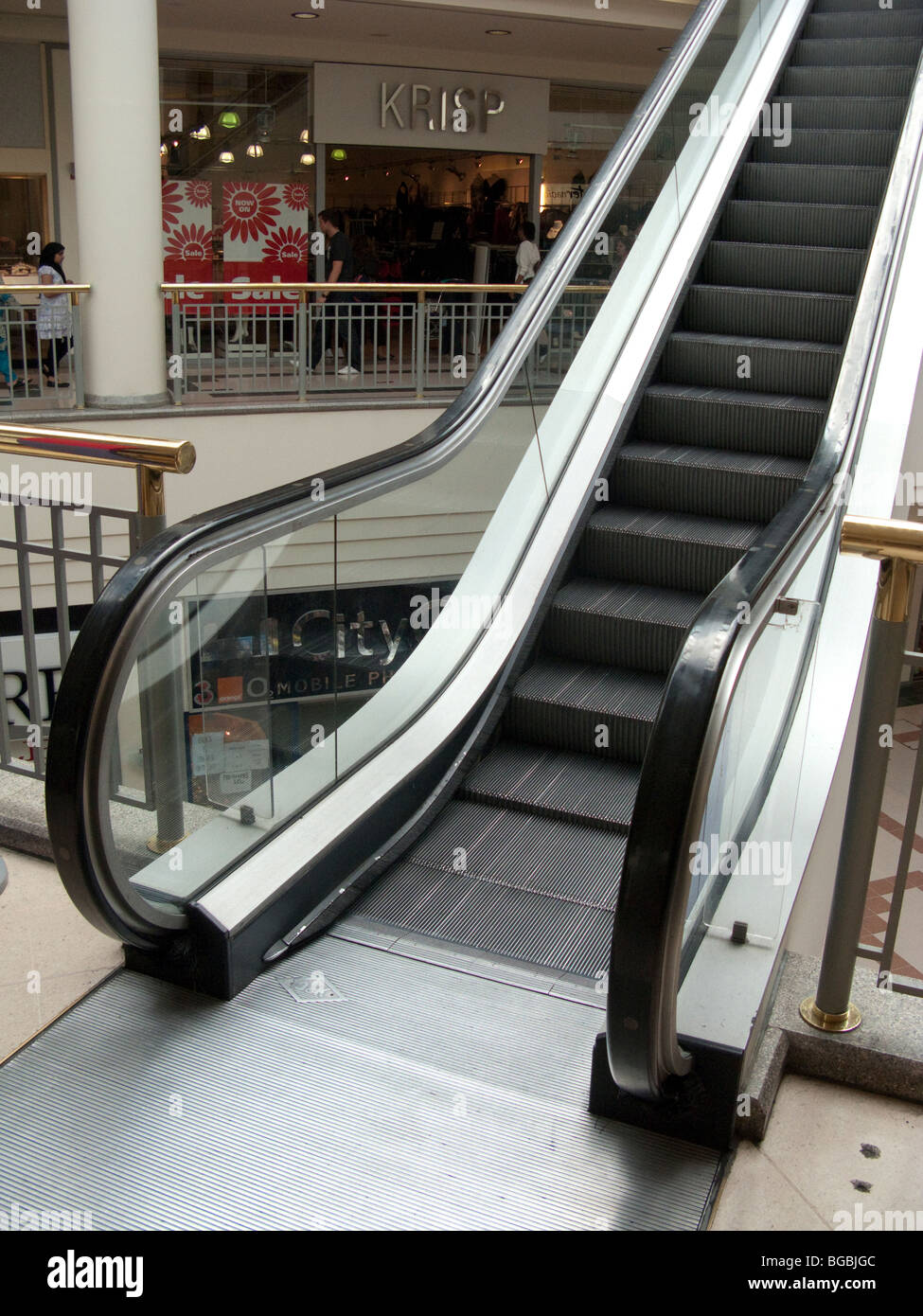 Escalator in shopping centre Stock Photo - Alamy