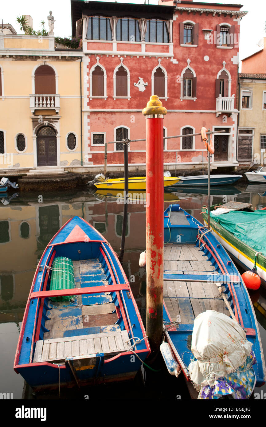 Little wooden boats hi-res stock photography and images - Alamy