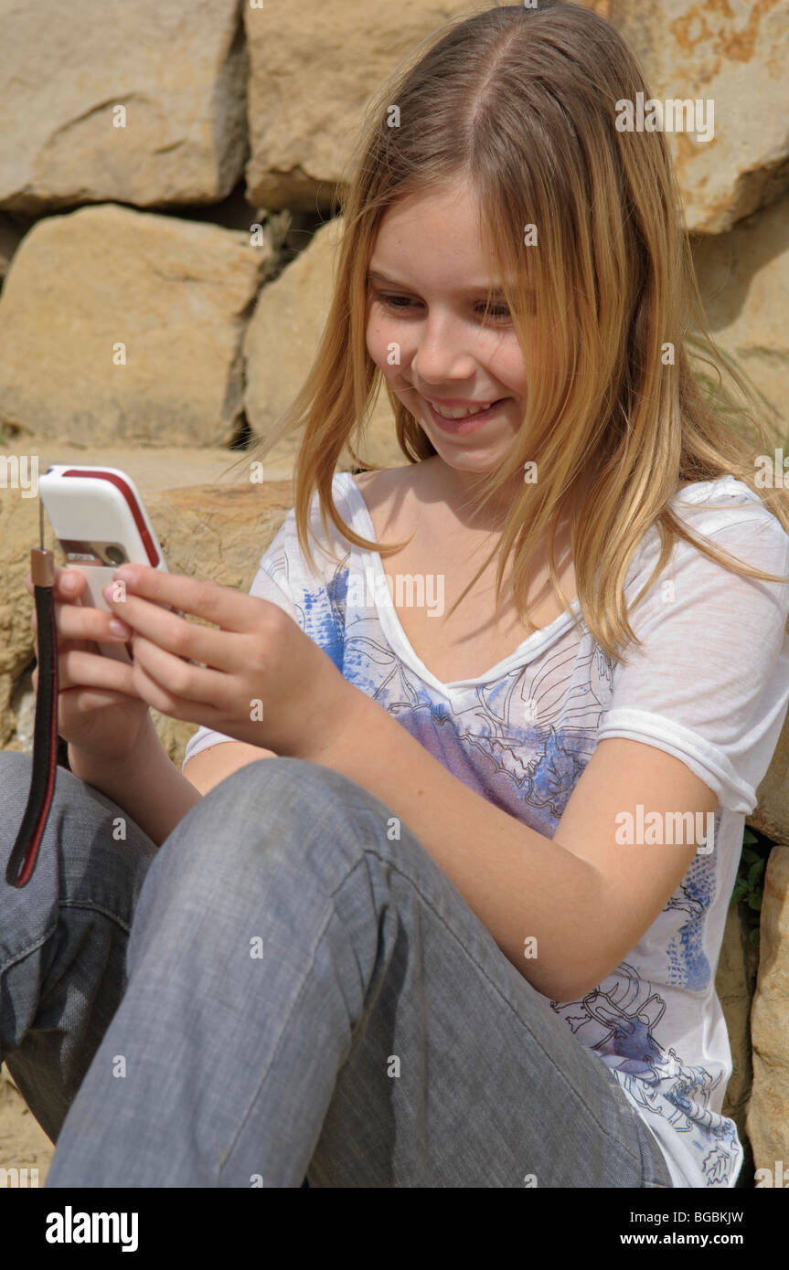 Young girl using cell phone Stock Photo - Alamy