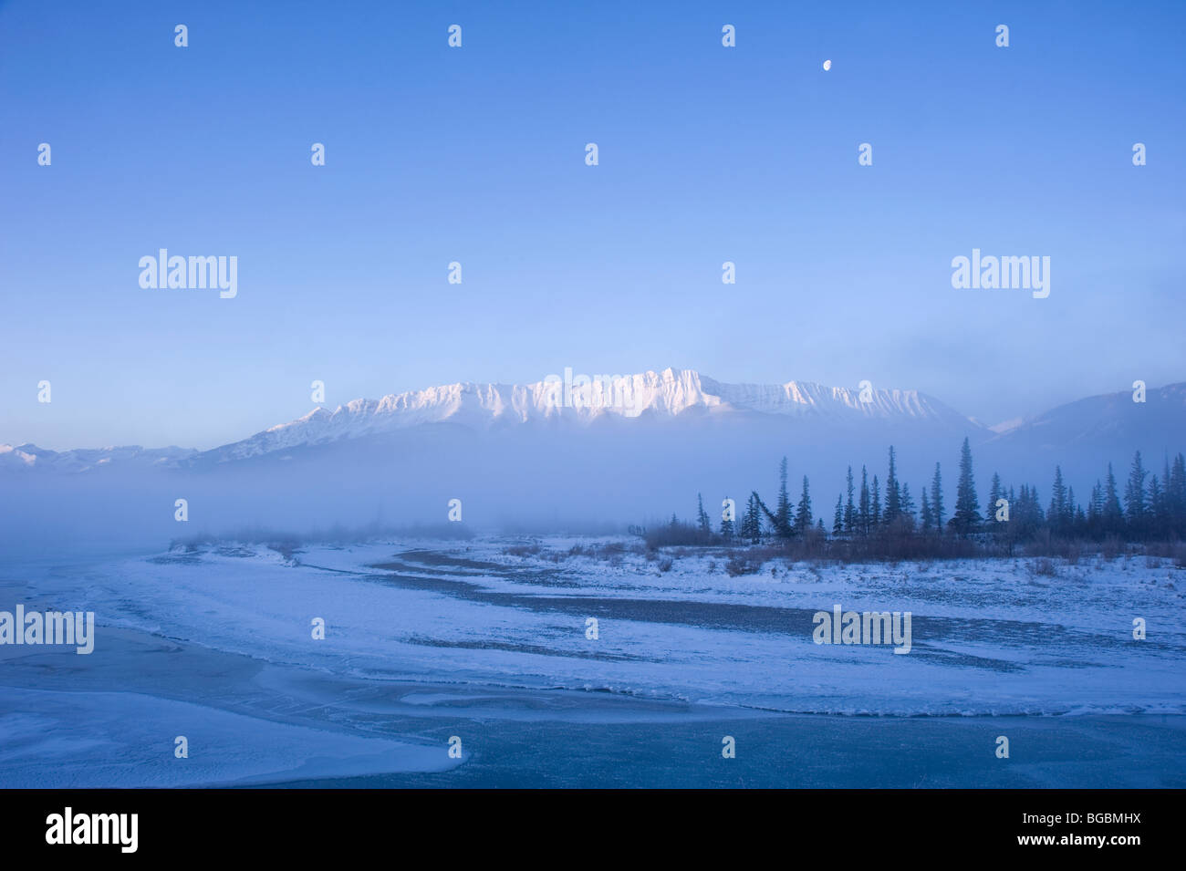 Frozen misty landscape hi-res stock photography and images - Alamy