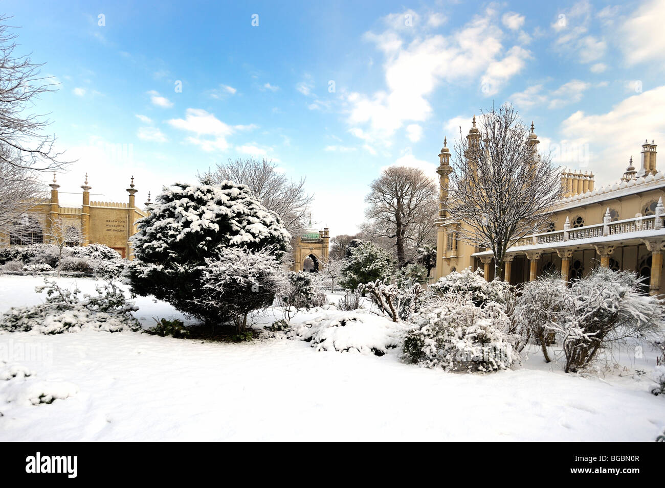 The gardens of Brighton Pavilion covered in snow Stock Photo - Alamy