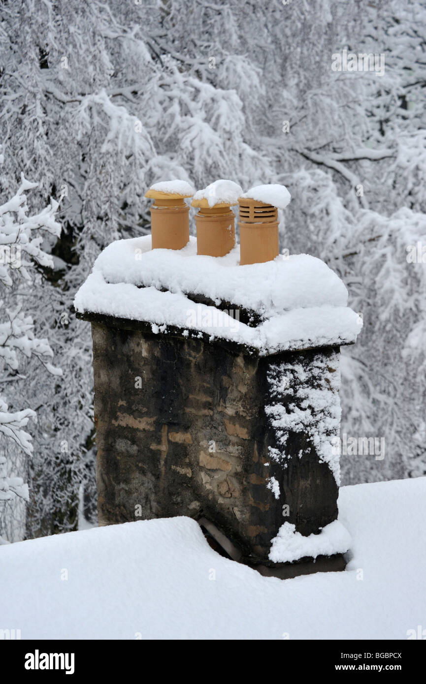 Chimney snow england hi-res stock photography and images - Alamy