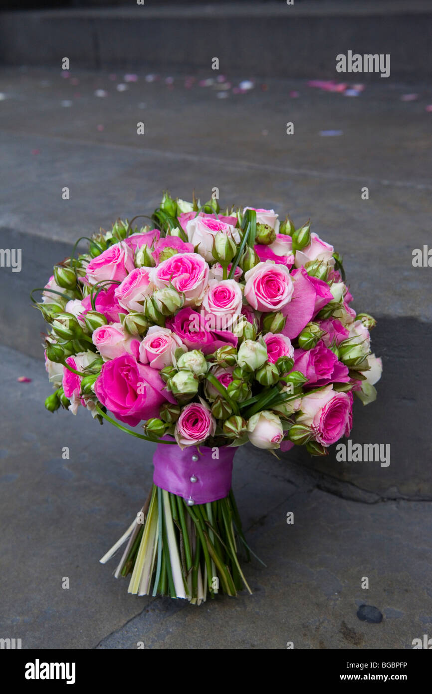 Pink rose bouquet hi-res stock photography and images - Alamy