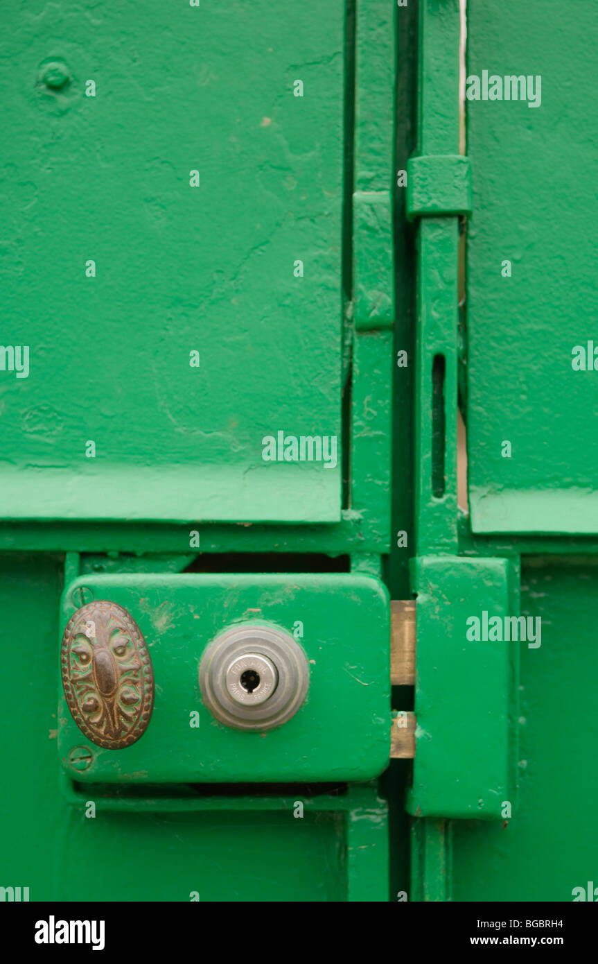 Green metal gate hi-res stock photography and images - Alamy