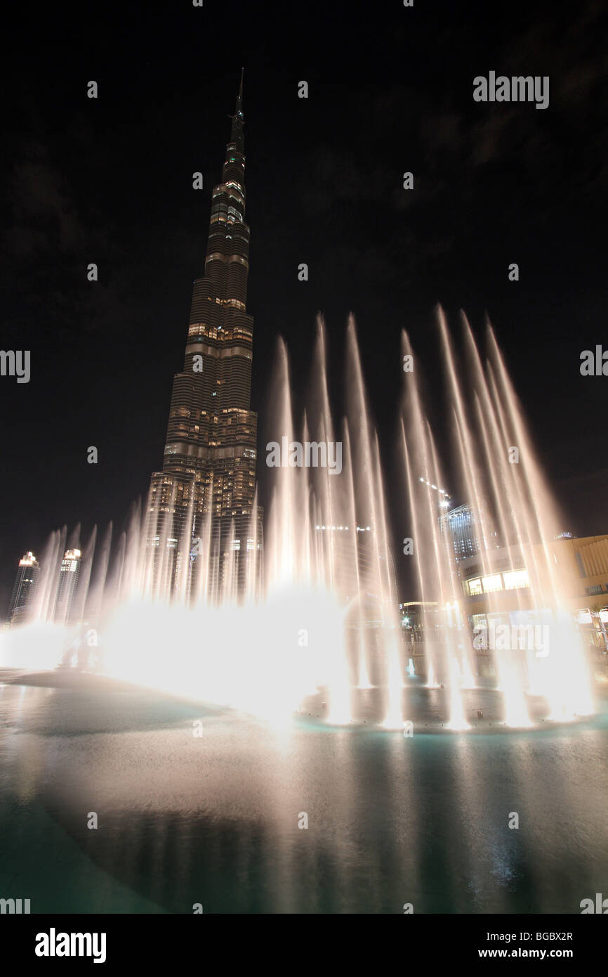 Daily fountain light show outside the Dubal Mall showing the Dubai ...