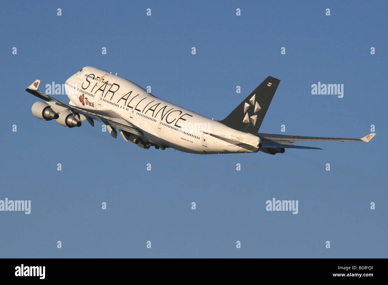 STAR ALLIANCE BOEING 747 THAI AIRWAYS Stock Photo - Alamy