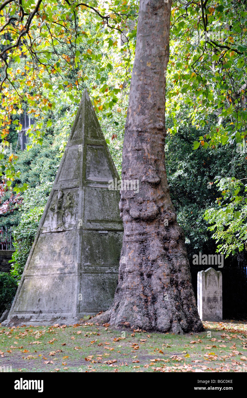 Pyramid shaped stone in the Graveyard of St Anne's Church Limehouse ...