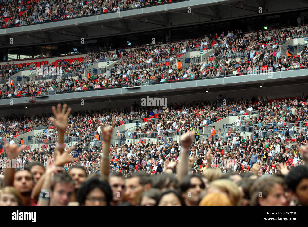 Wembley concert crowd hi-res stock photography and images - Alamy