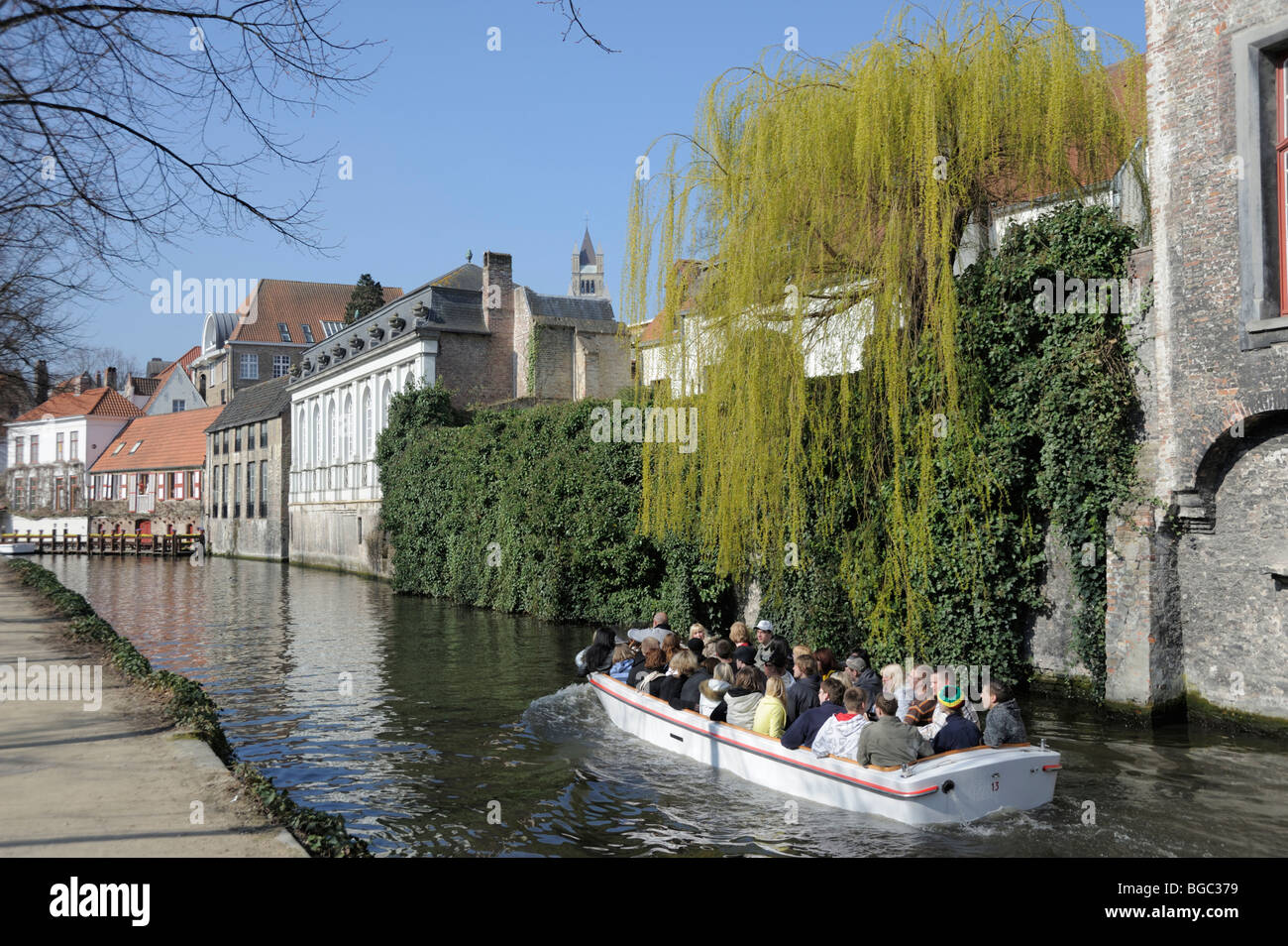 Tourists boat canal bruge hi-res stock photography and images - Alamy
