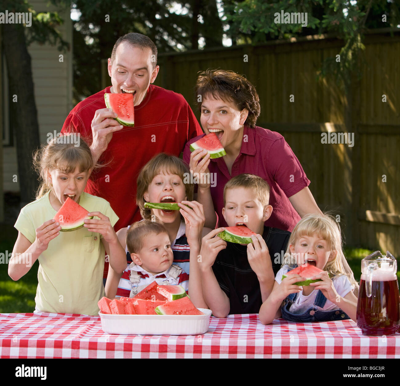 Family eating watermelons hi-res stock photography and images - Alamy