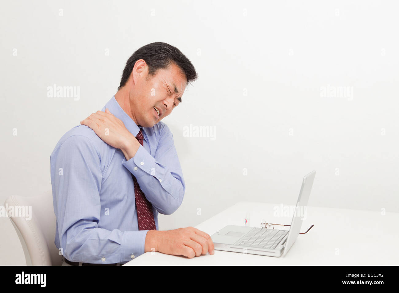 Shoulder pain and computer hi-res stock photography and images - Alamy