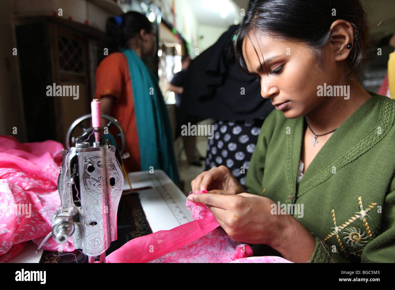 girl sewing, in Mumbai, India Stock Photo - Alamy