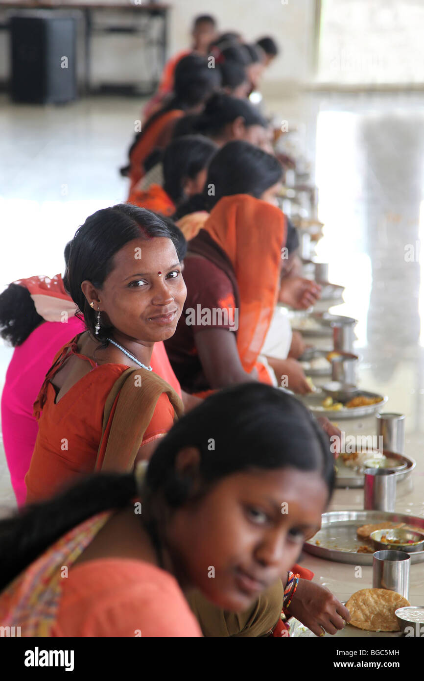 Girls eating, in Mumbai, India Stock Photo - Alamy