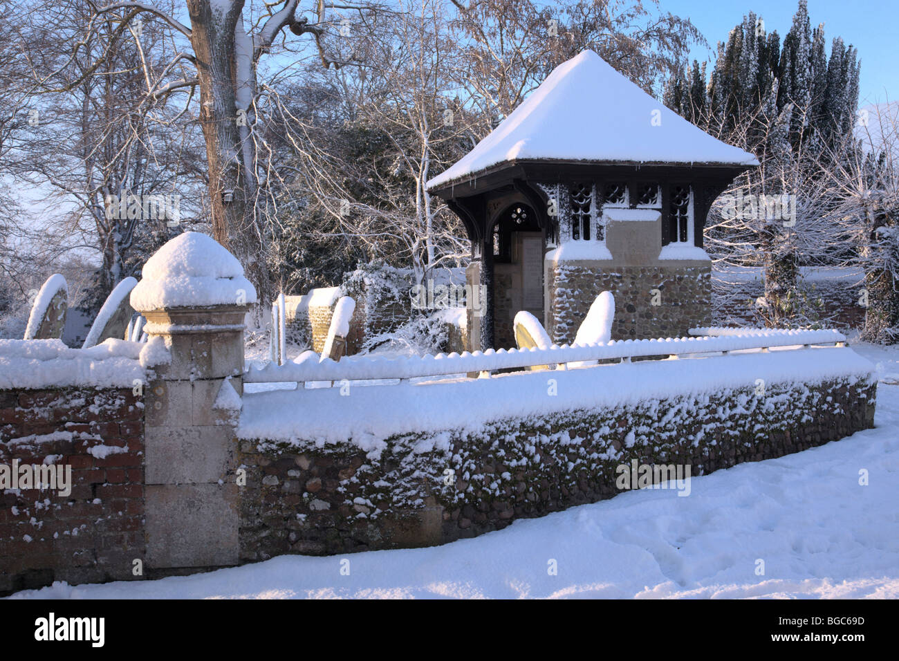 Snow covered lich-gate Great Gransden Cambridgeshire Stock Photo - Alamy