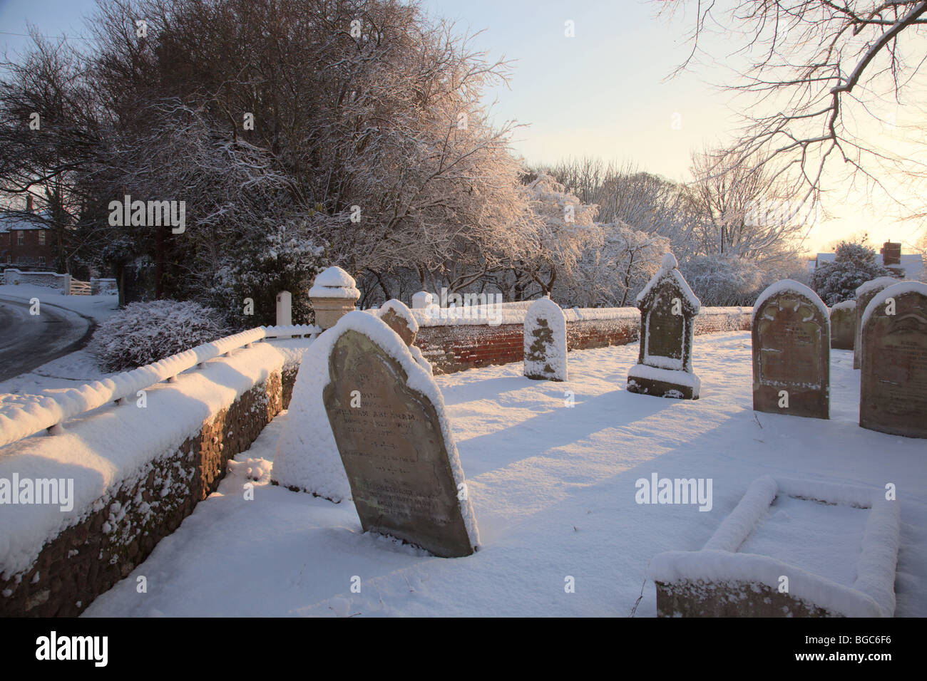 Snow covered gravestones hi-res stock photography and images - Alamy