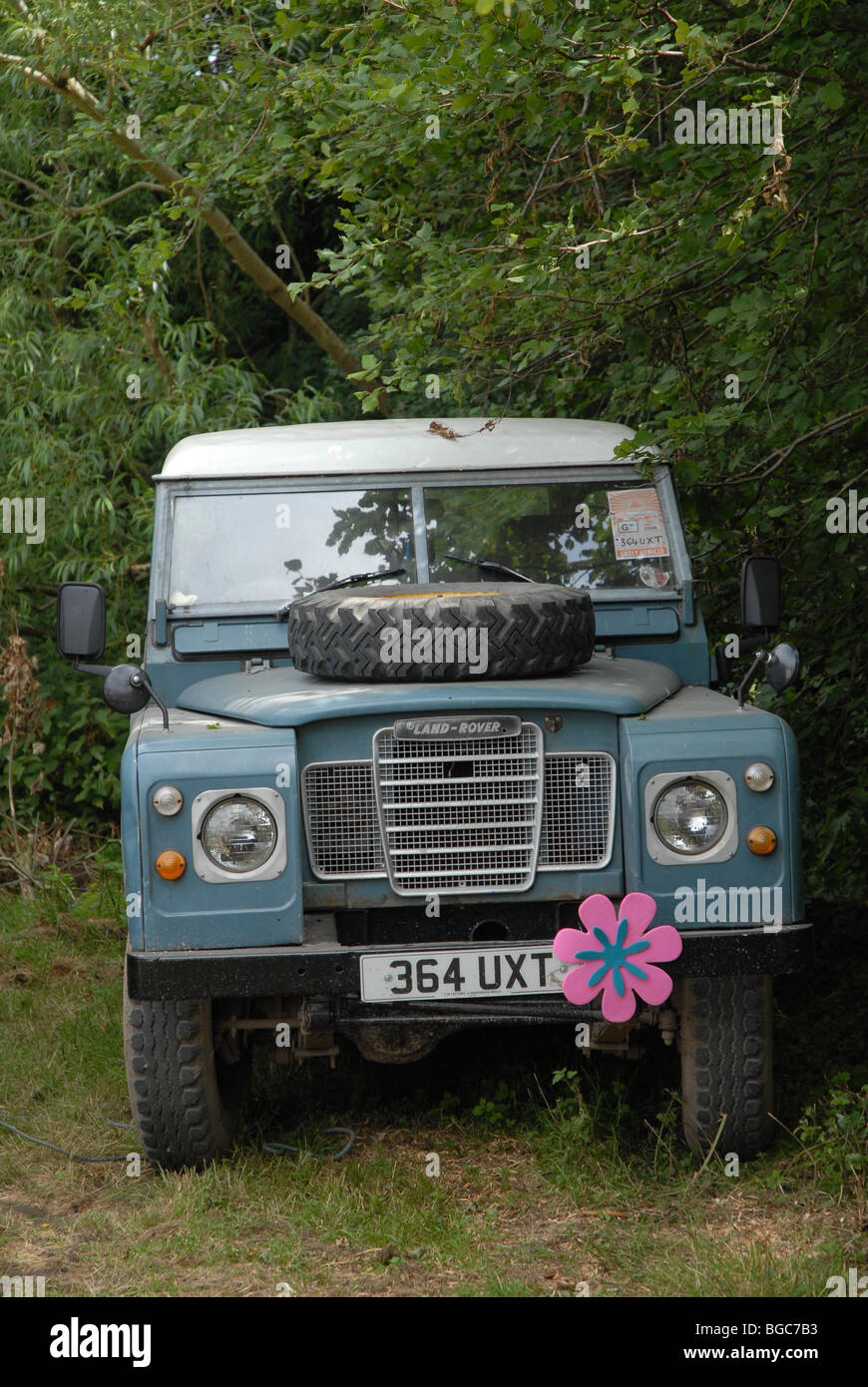Land rover defender farming hi-res stock photography and images - Alamy
