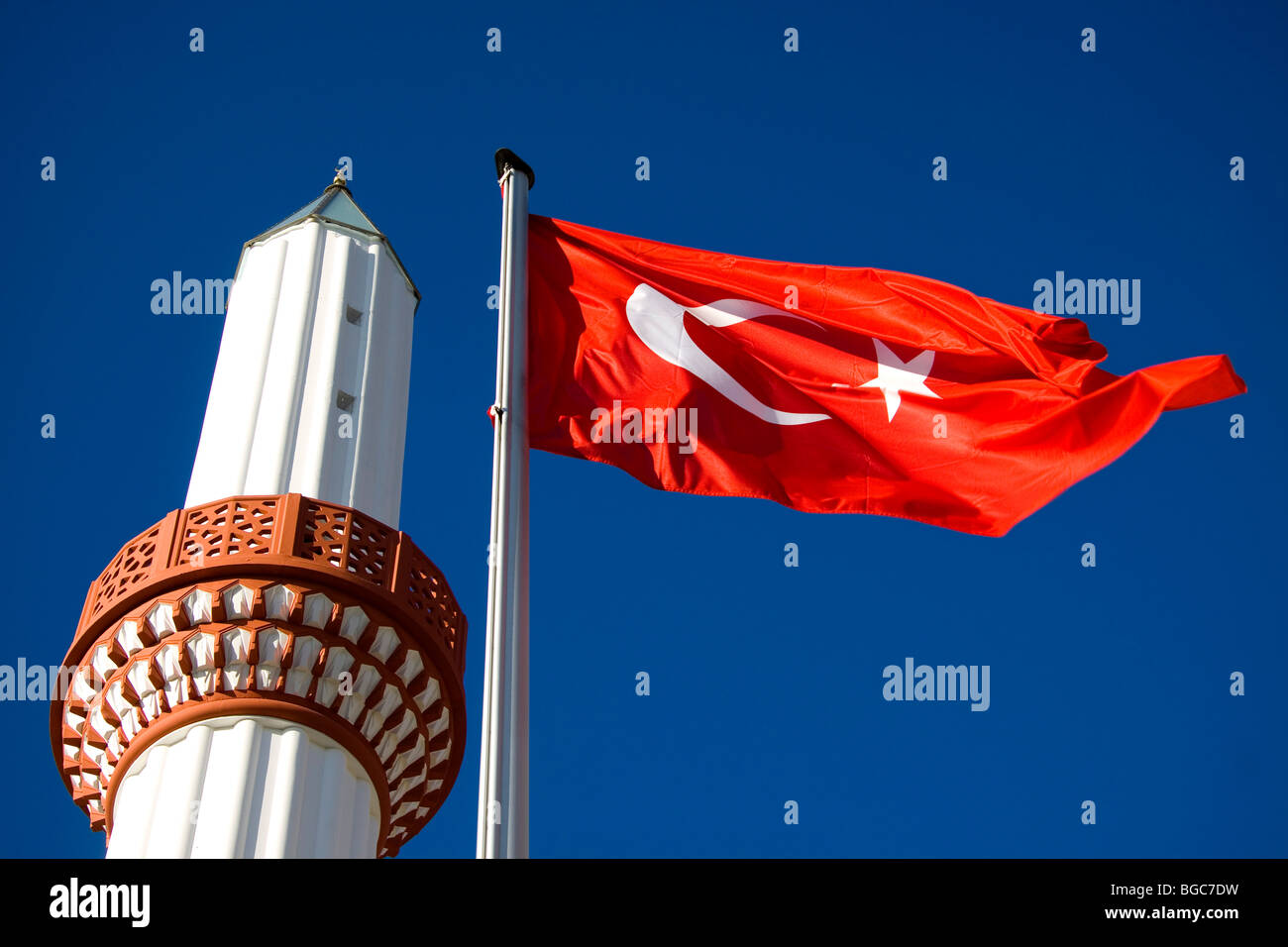Flagge am fahnenmast hi-res stock photography and images - Alamy