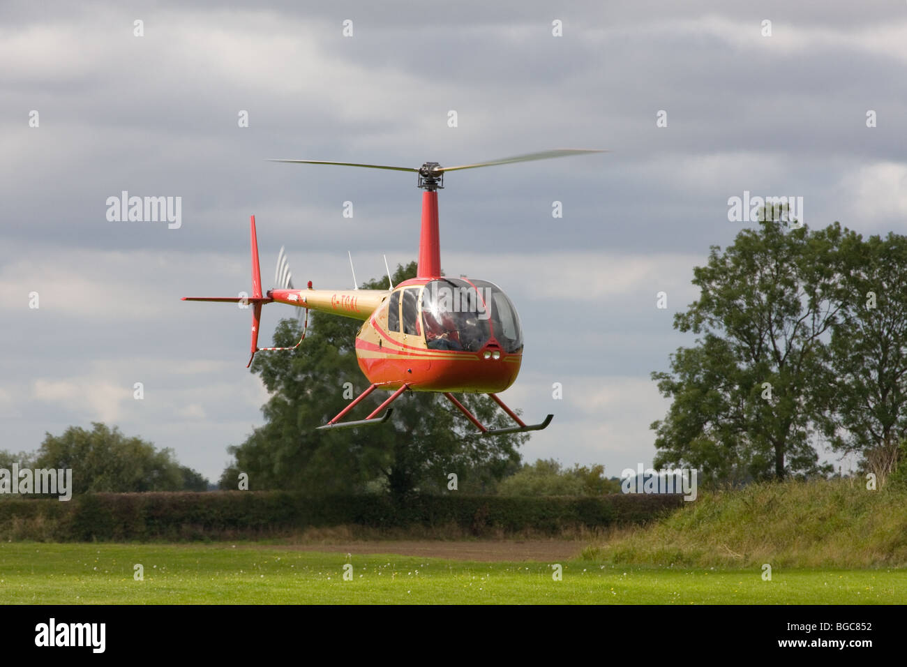Robinson r44 helicopter in flight hi-res stock photography and images ...