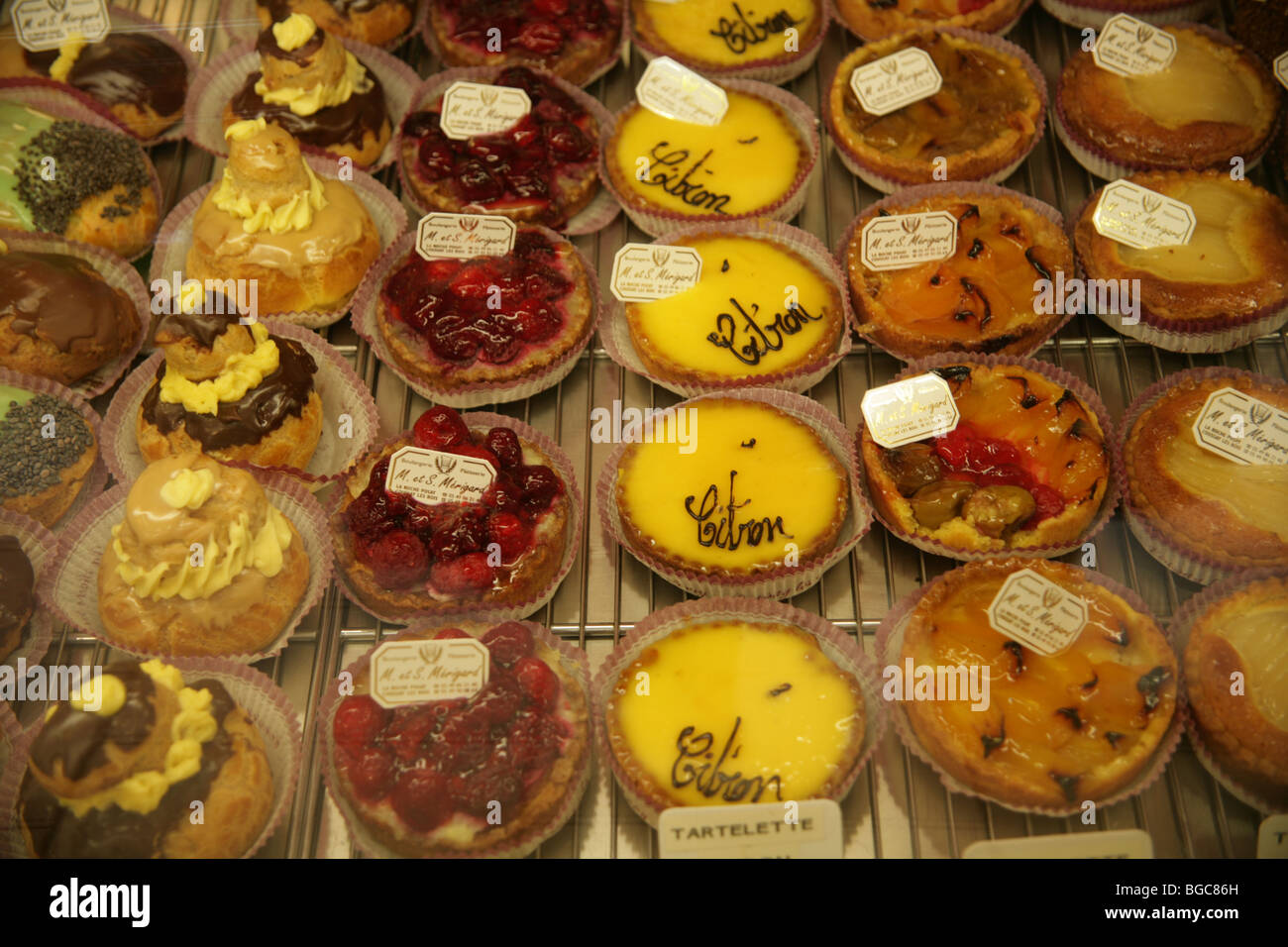 Cakes sweets desserts french france hi-res stock photography and images ...