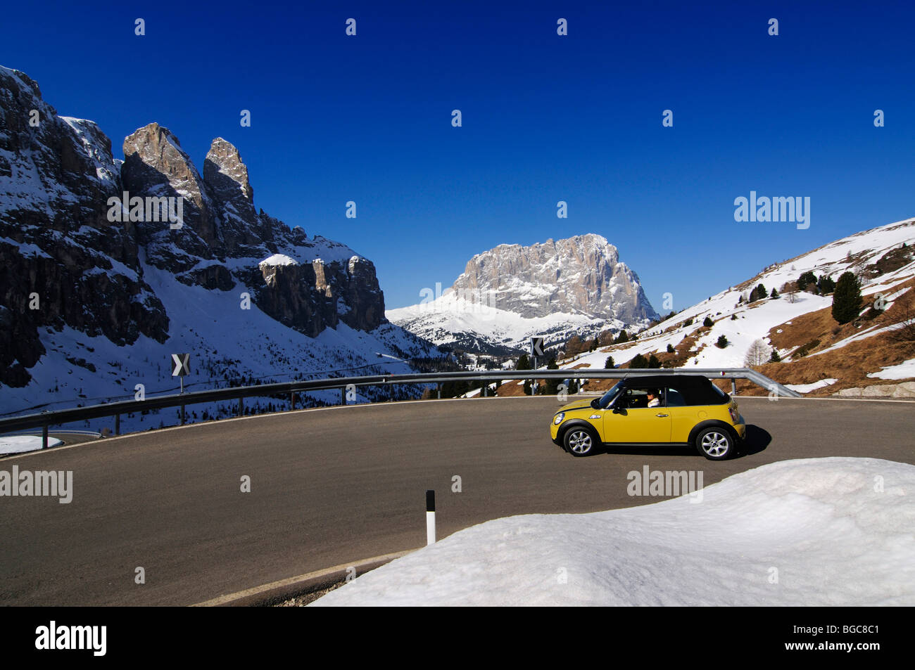 Blauer mini cooper hi-res stock photography and images - Alamy