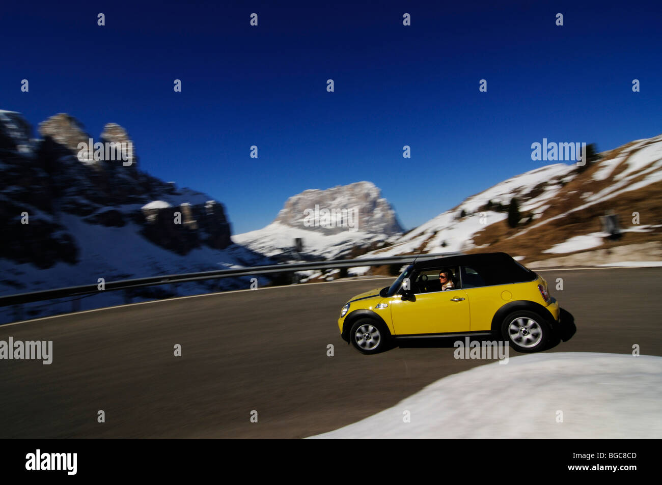Blauer mini cooper hi-res stock photography and images - Alamy
