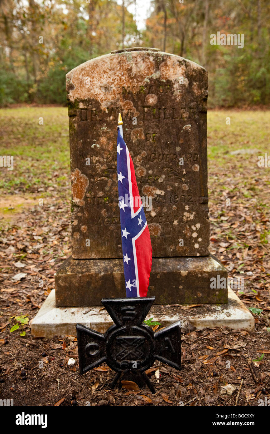 A confederate grave site in the graveyard of the Old Sheldon Church ...