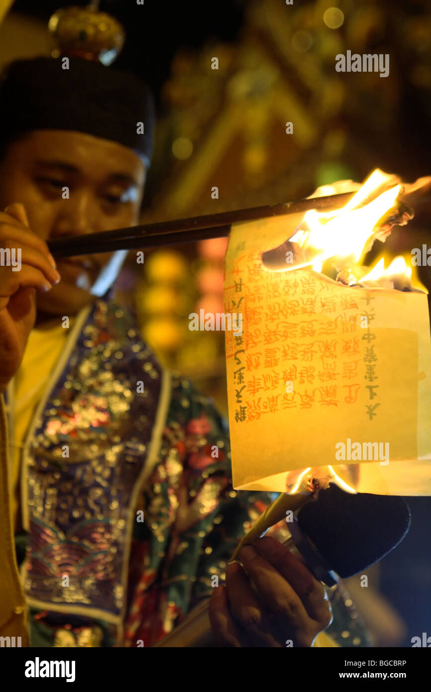 man burning a paper in a taiwanese temple Stock Photo - Alamy