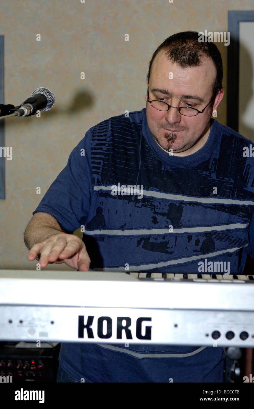 Keyboard player in a band Stock Photo - Alamy