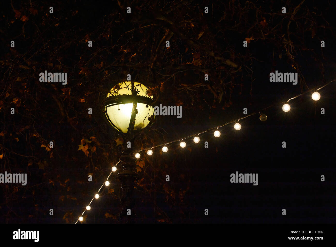 Street lighting alongside the thames hi-res stock photography and ...